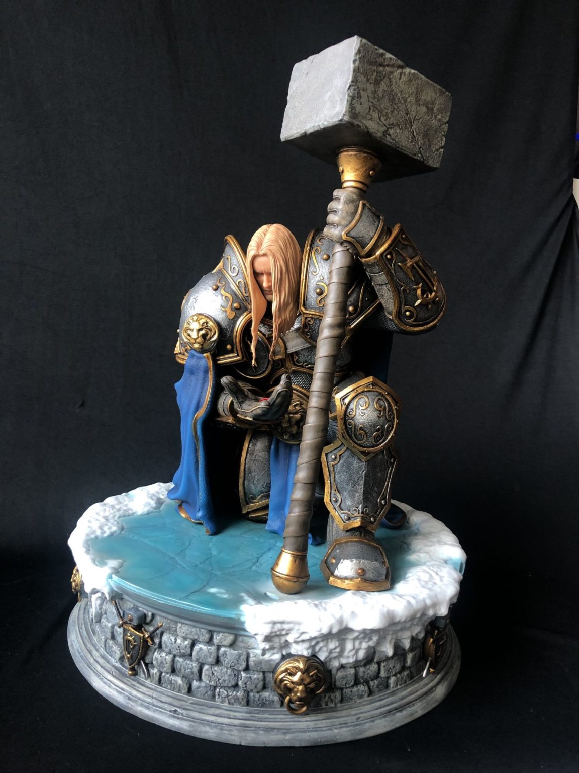World of Warcraft - Arthas Menethil | Paladin & Frostmourne Statue ...